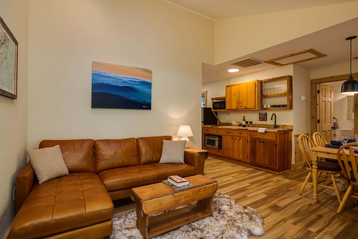 Love Ridge Mountain Lodging - Blue Ridge Parkway