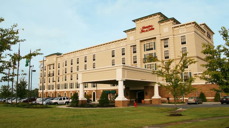 Hampton Inn & Suites - Shelton Vineyards - Blue Ridge Parkway