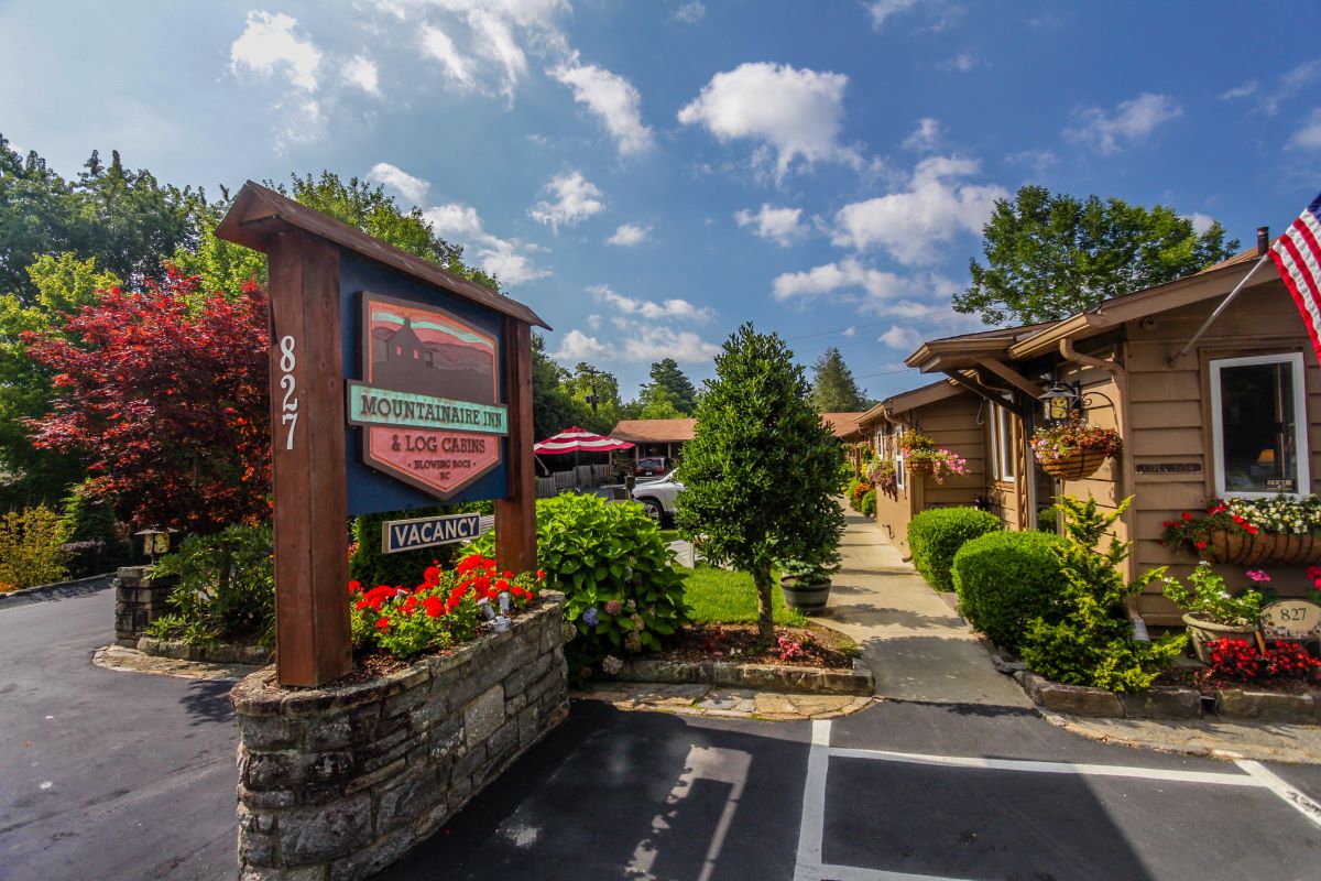 Mountainaire Inn & Log Cabins - Blue Ridge Parkway